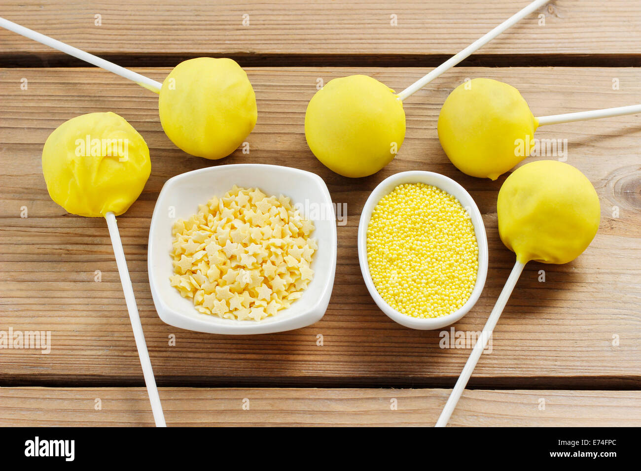 Cake pops hi-res stock photography and images - Alamy