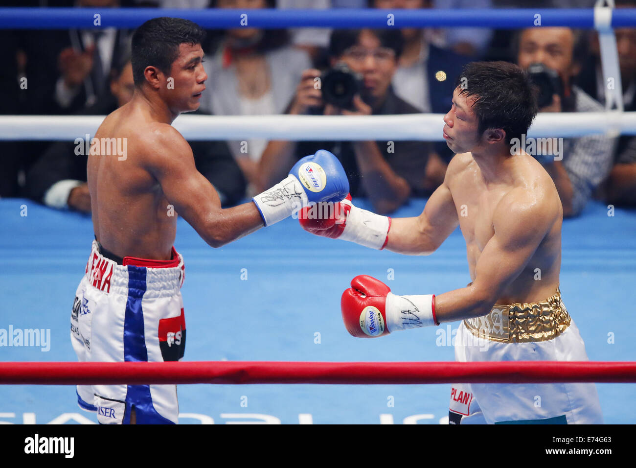 Yoyogi 2nd Gymnasium, Tokyo, Japan. 5th Sep, 2014. (L-R) Roman Gonzalez ...