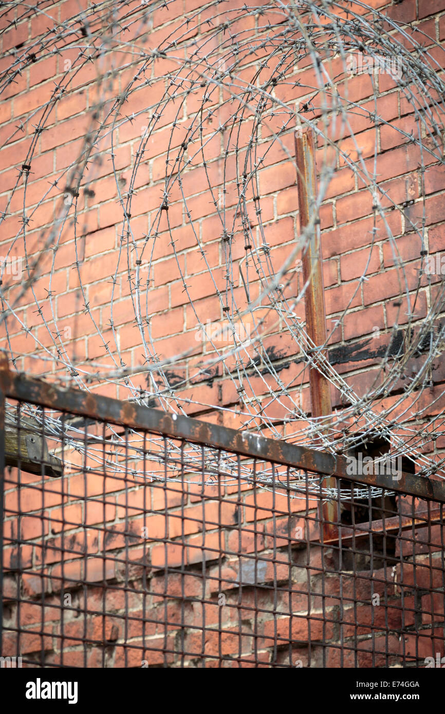 Red brick wall barbed wire hi-res stock photography and images - Alamy