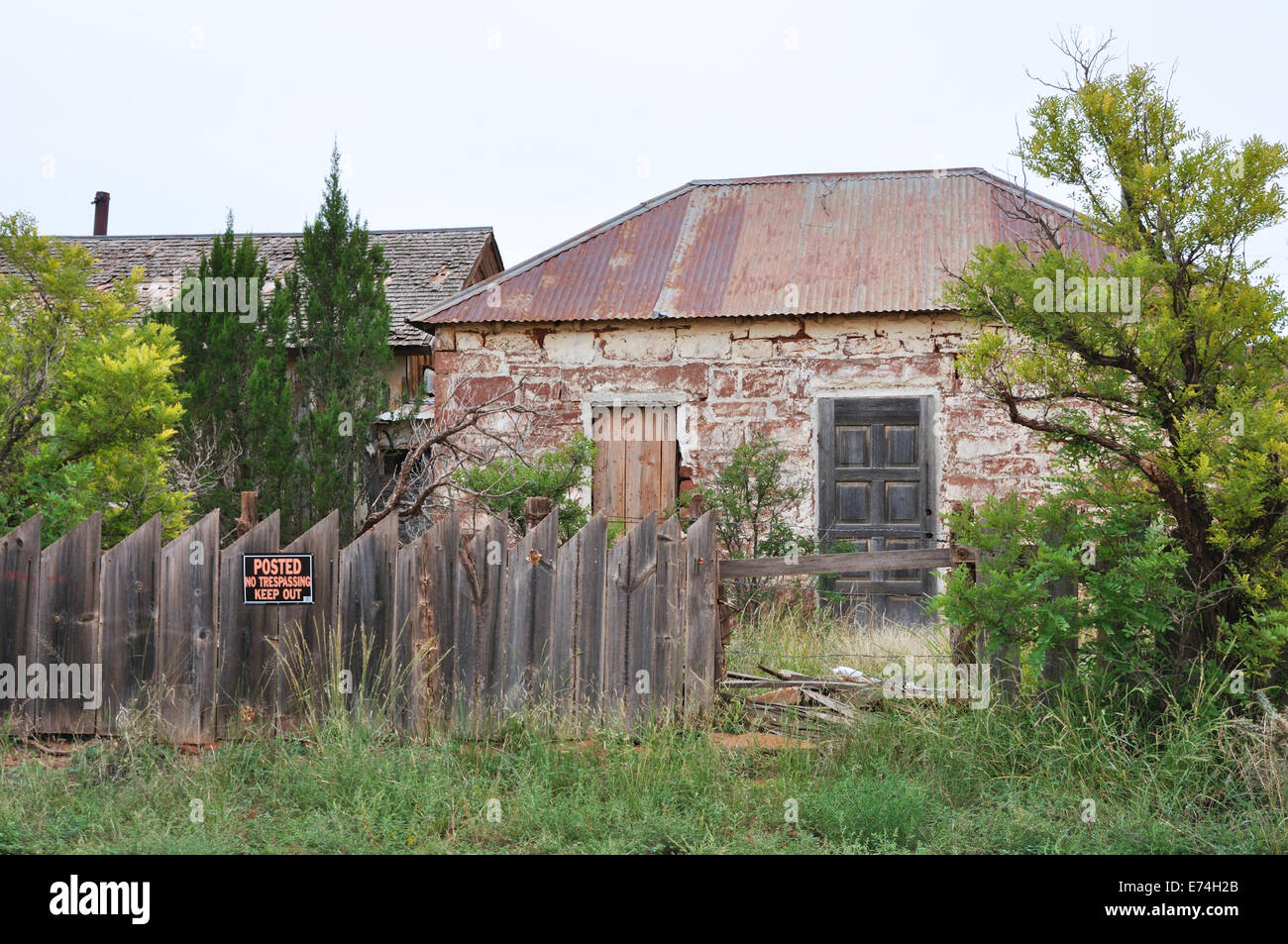 Abandoned and run-down house Stock Photo - Alamy