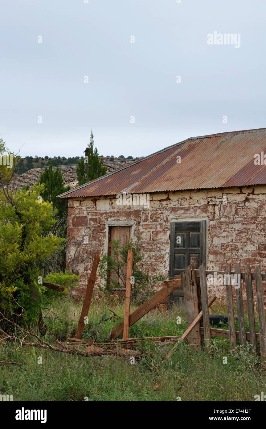 Abandoned and run-down house Stock Photo - Alamy