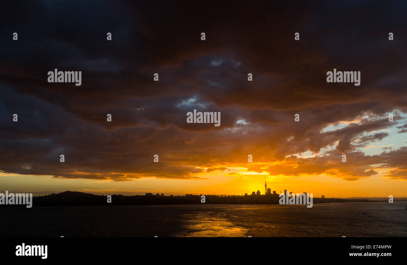Skytower silhouette auckland hi-res stock photography and images - Alamy