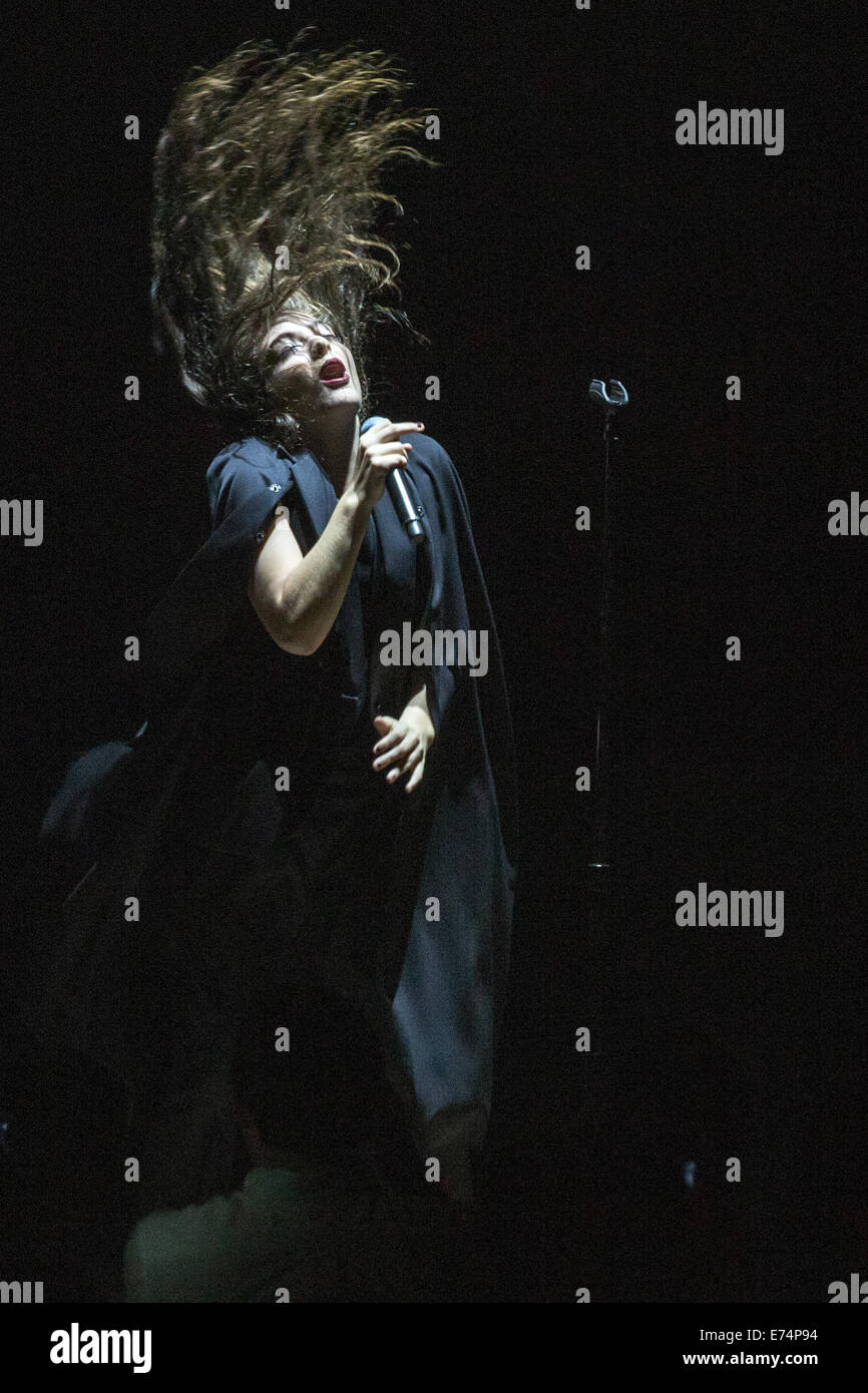 Lorde singer hi-res stock photography and images - Alamy