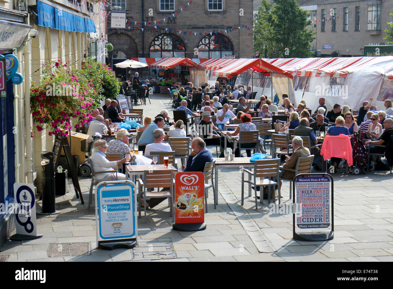 Warwick pub town centre pubs hi-res stock photography and images - Alamy