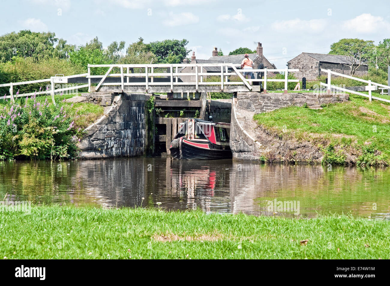 A narrow boat negotiates the Johnson Hillock lock flight on the Leeds ...