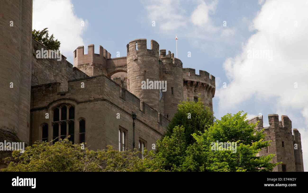 FORTIFIED CASTLE BATTLEMENTS WARWICK ENGLAND Stock Photo - Alamy