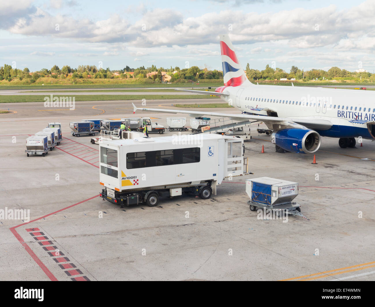 Aircraft lift hi-res stock photography and images - Alamy