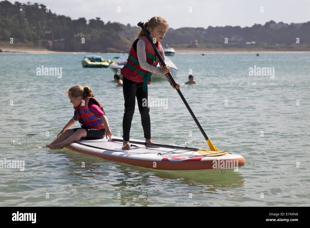 Girls paddle boarding hi-res stock photography and images - Alamy
