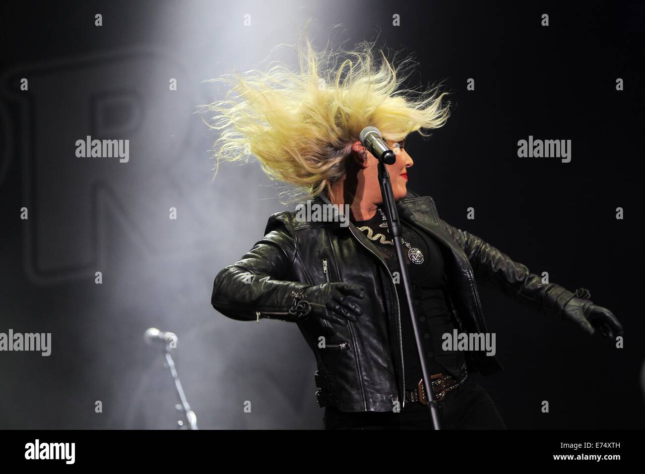 British singer kim wilde performs hi-res stock photography and images ...