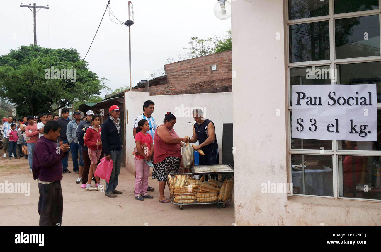 Chaco, Argentina. 6th Sep, 2014. People queue to buy bread at Taco Pozo ...