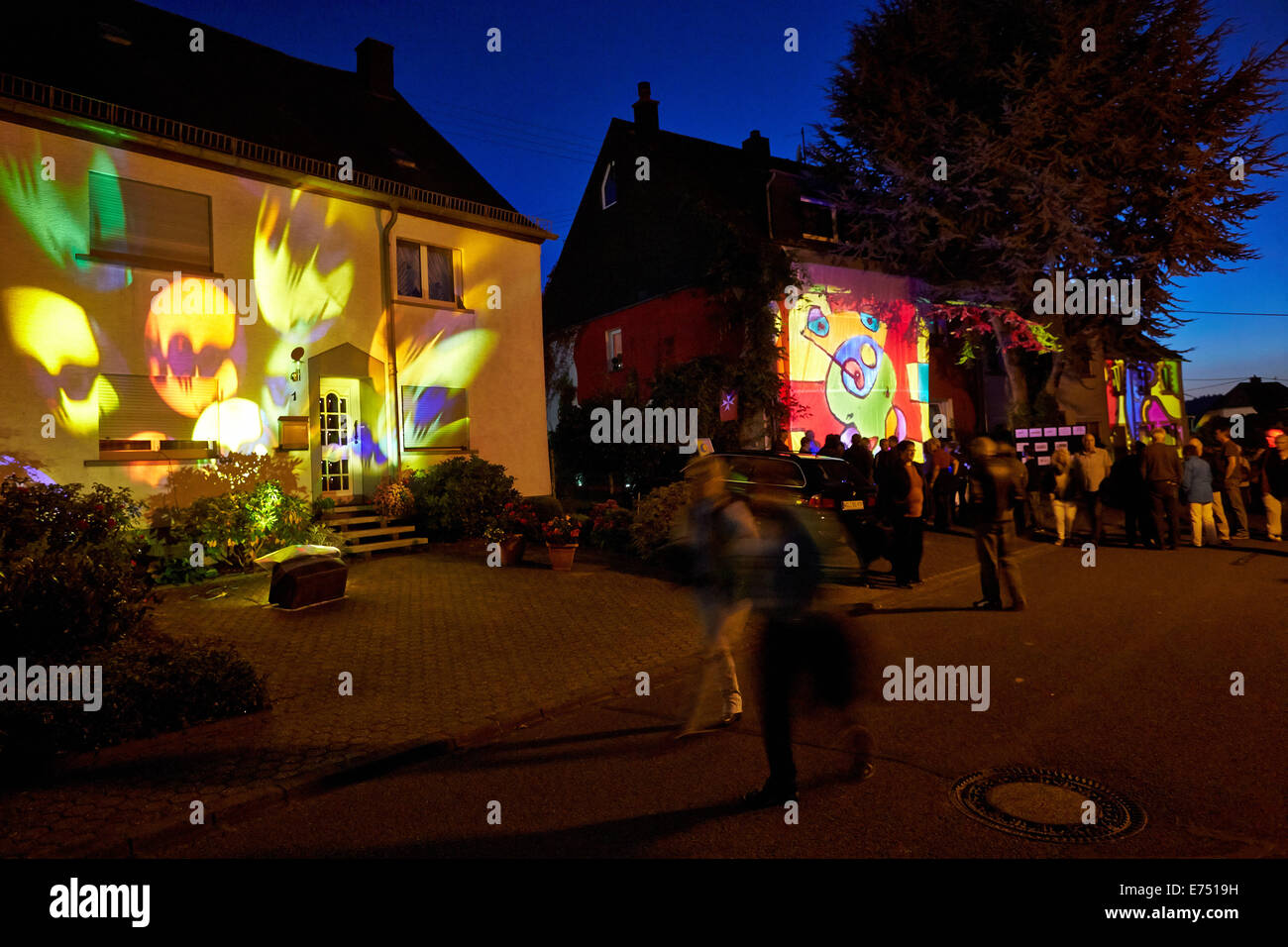 Morbach-Hundheim, Germany. 6th Sep, 2014. Visitors and villagers admire ...