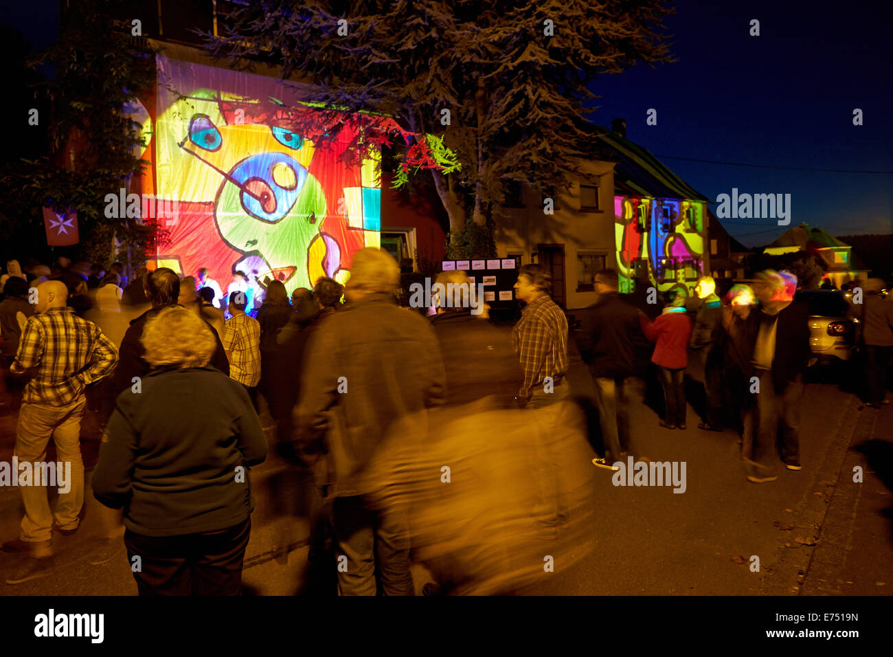 Morbach-Hundheim, Germany. 6th Sep, 2014. Visitors and villagers admire ...