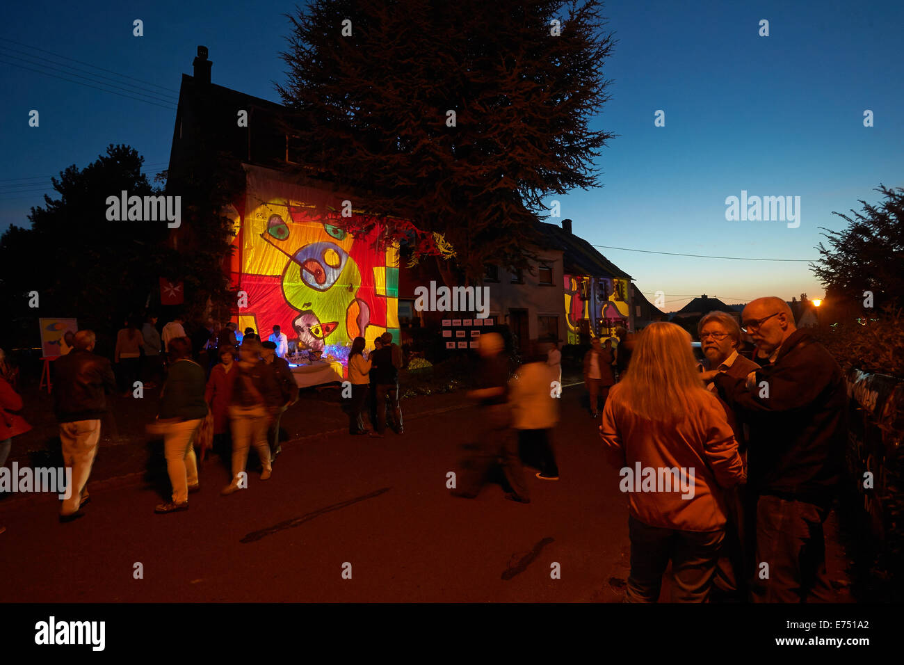 Morbach-Hundheim, Germany. 6th Sep, 2014. Visitors and villagers admire ...