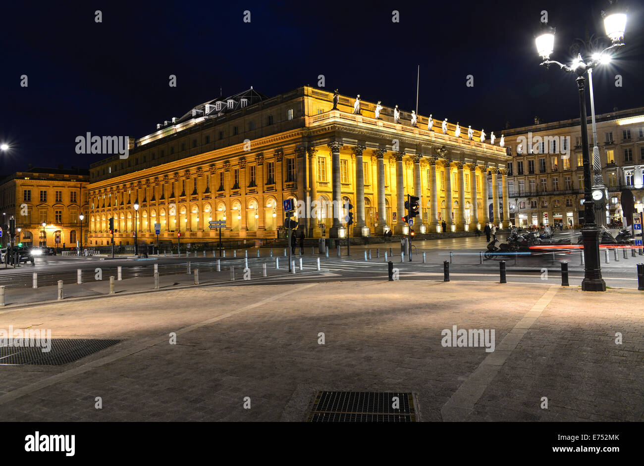 Facade of the opera of Bordeaux Stock Photo - Alamy