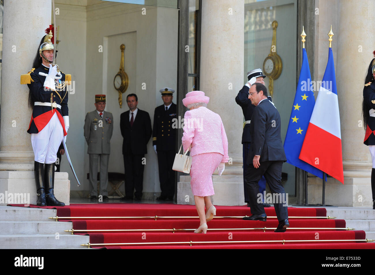 Queen Elizabeth II and French President Francois Hollande at the Elysee ...