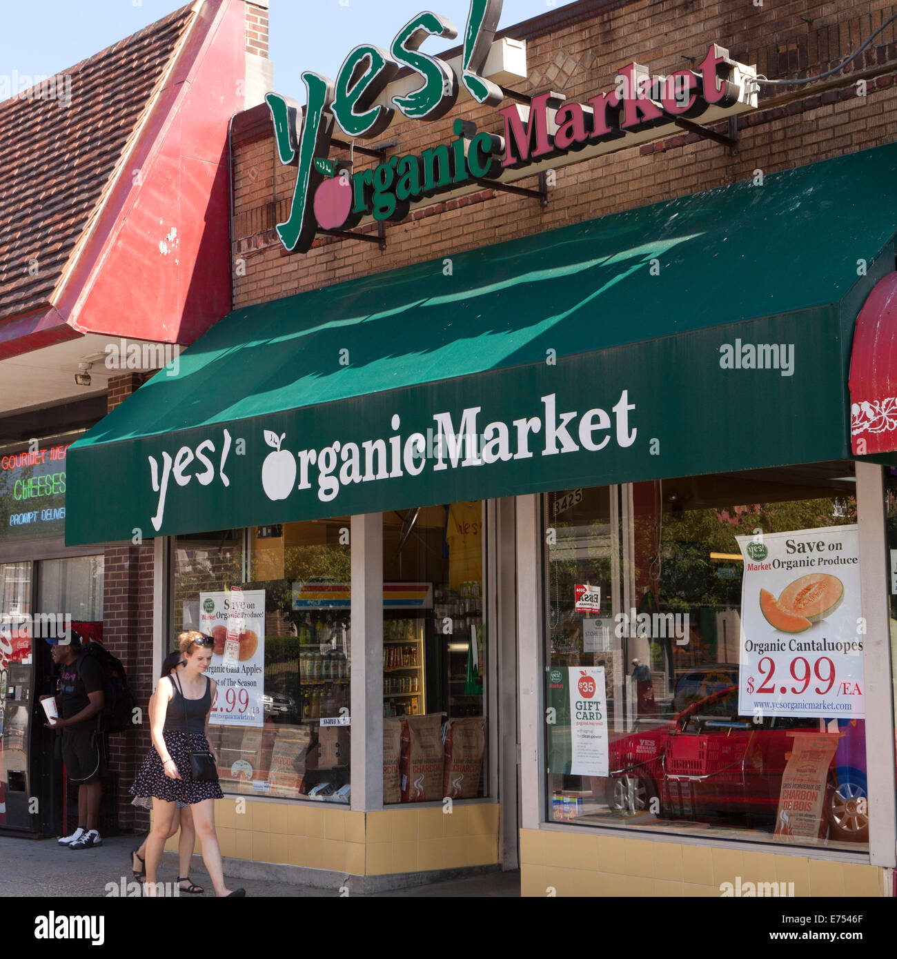 Organic market hi-res stock photography and images - Alamy