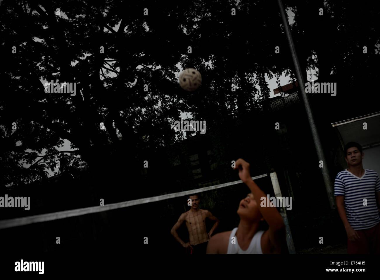 Mae Sot, Thailand. 7th Sep, 2014. Burmese Refugees playing Chinlone aka ...