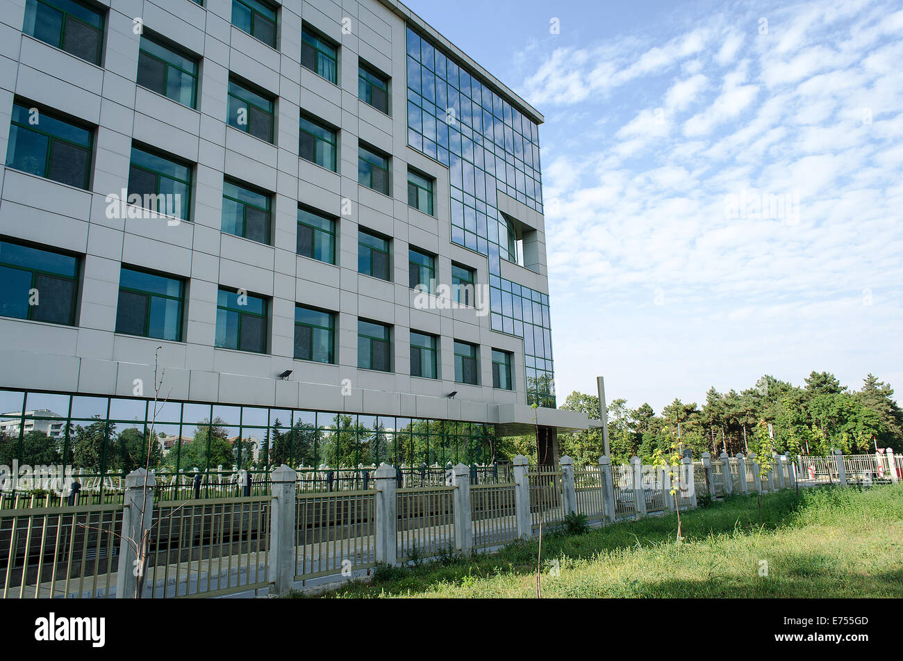 Medium size office hi-res stock photography and images - Alamy