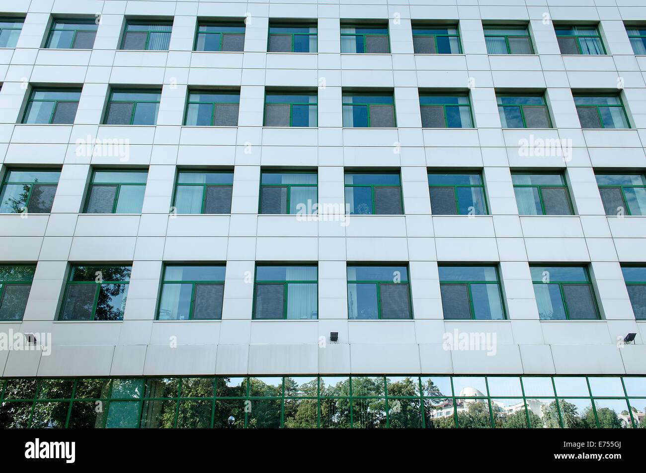 Medium size office hi-res stock photography and images - Alamy