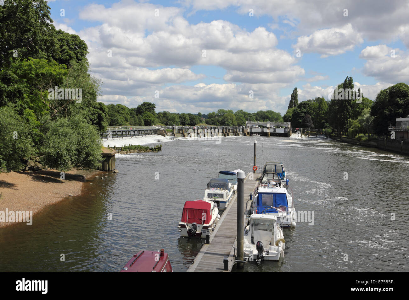 Teddington lock and weir hi-res stock photography and images - Alamy