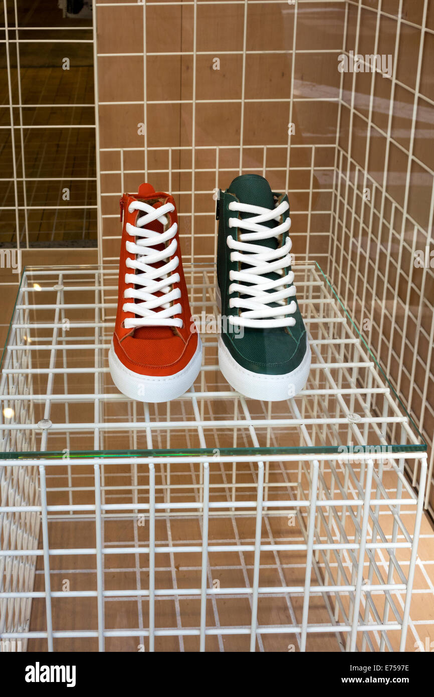 Shop window display shoes hi-res stock photography and images - Alamy
