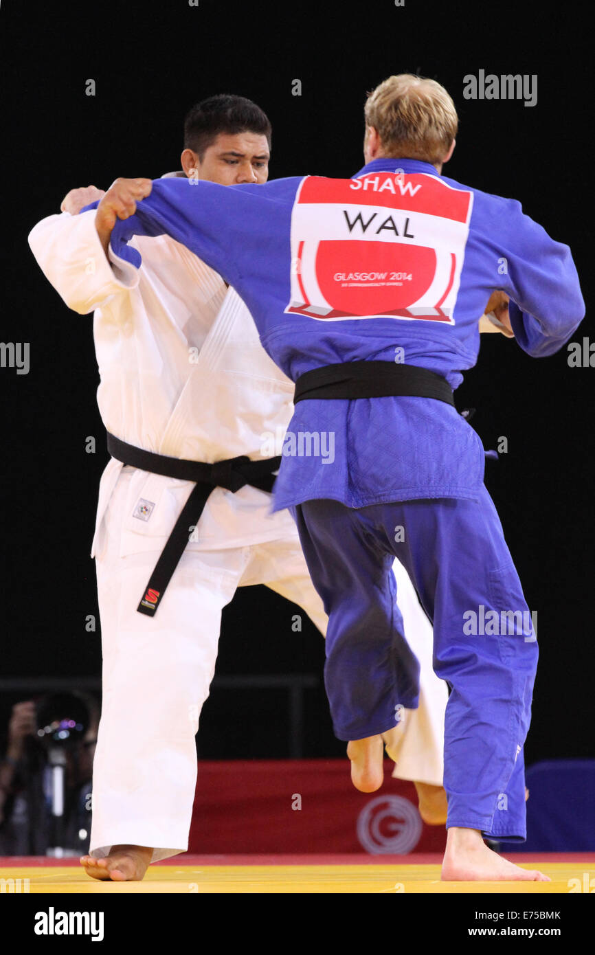 Derek Sua of Samoa (white) v Mark Shaw of Wales (Blue) in the mens 100 ...