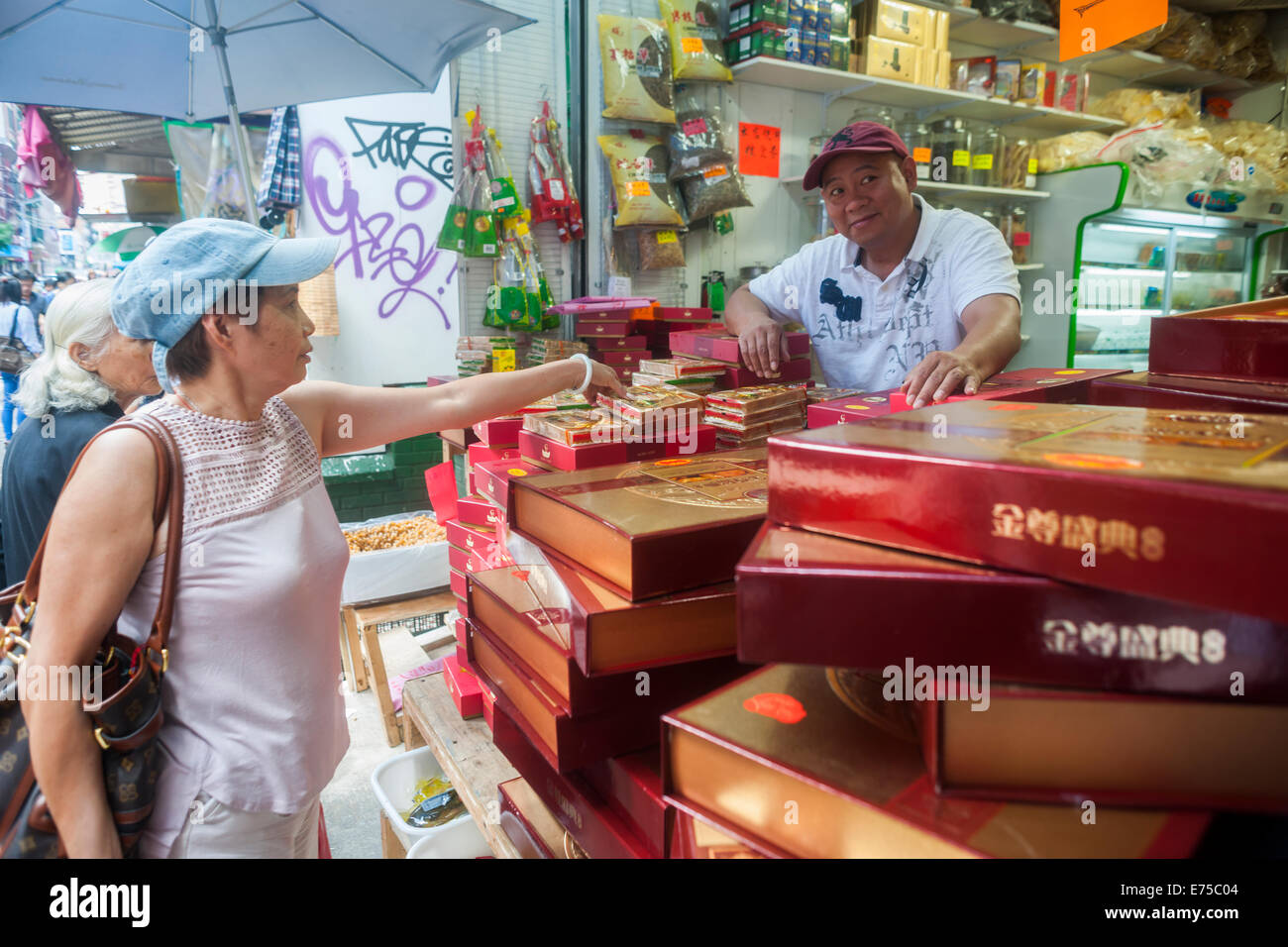 Chinese shopper buys food hi-res stock photography and images - Alamy