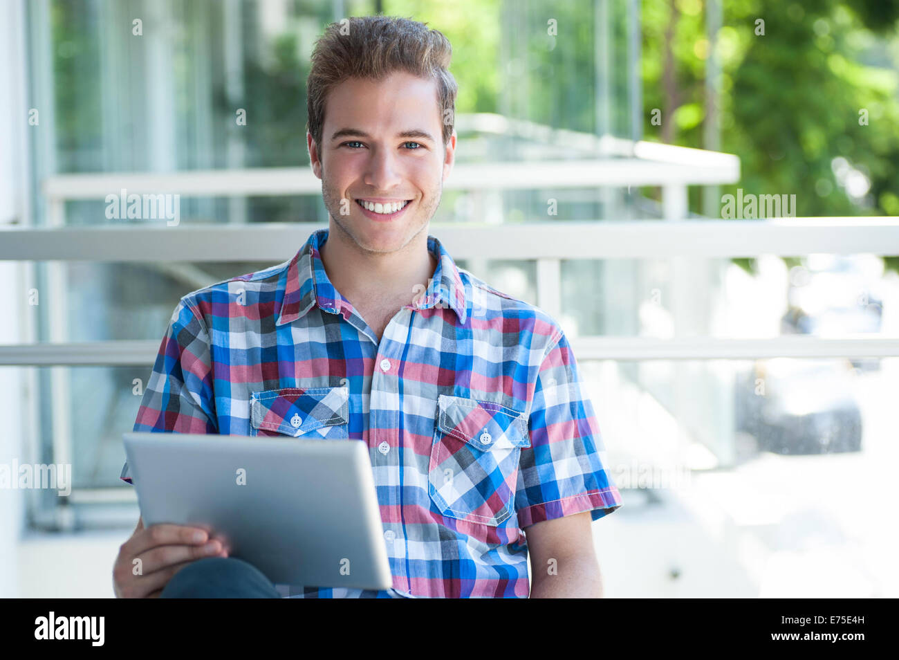 Smiley teenager hi-res stock photography and images - Alamy