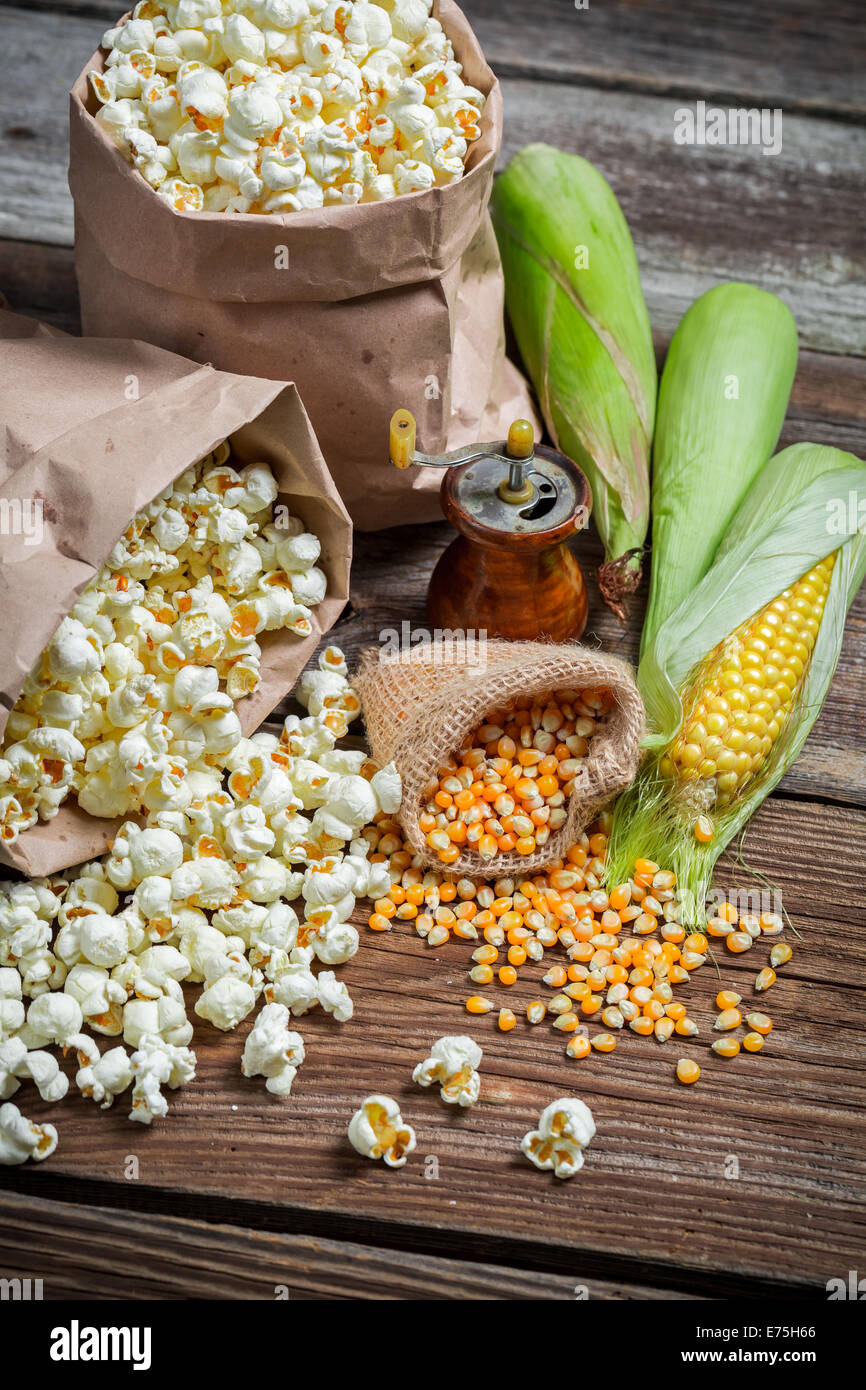 Rustic popcorn and raw corn Stock Photo - Alamy