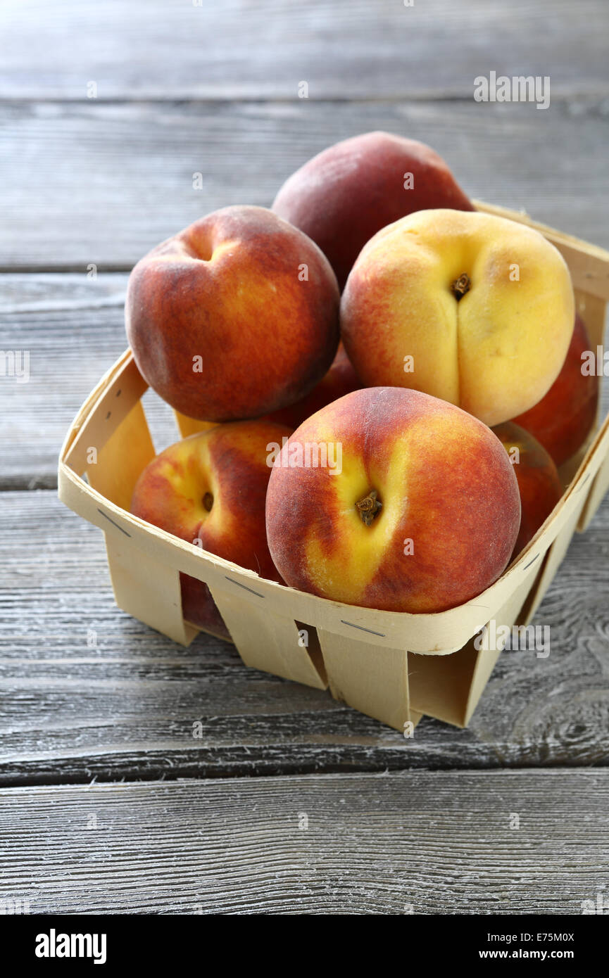 Box of peaches hi-res stock photography and images - Alamy
