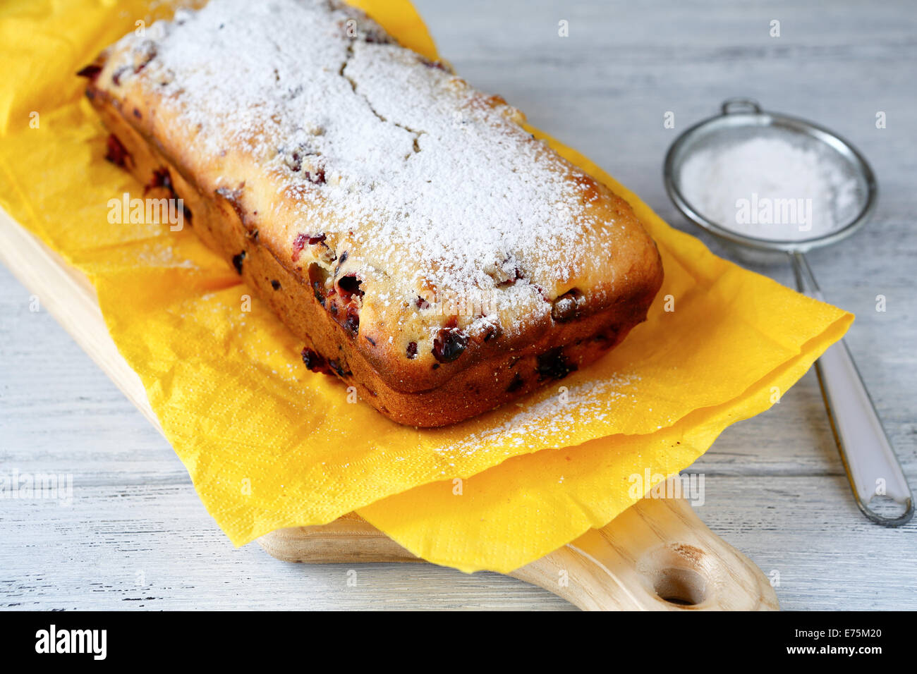 Cake dusted with icing sugar, on paper Stock Photo - Alamy