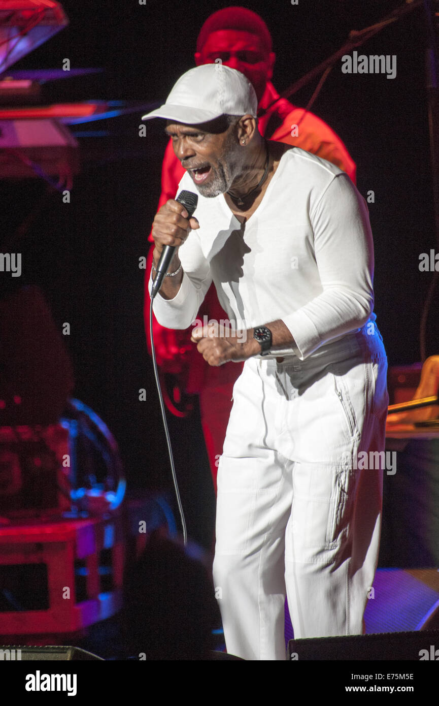 Bounce tv hi-res stock photography and images - Alamy