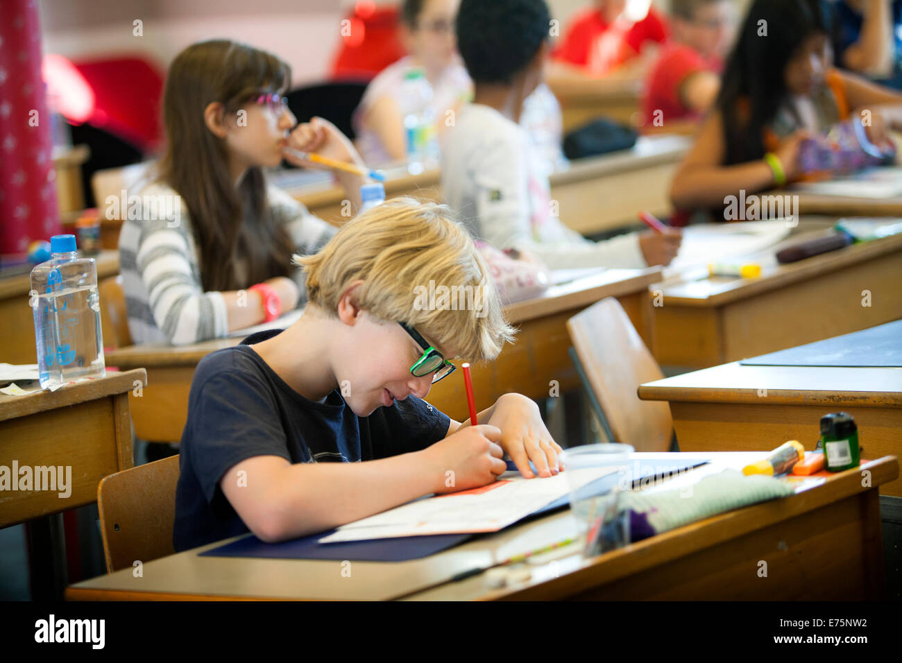 Primary pupils writing hi-res stock photography and images - Alamy