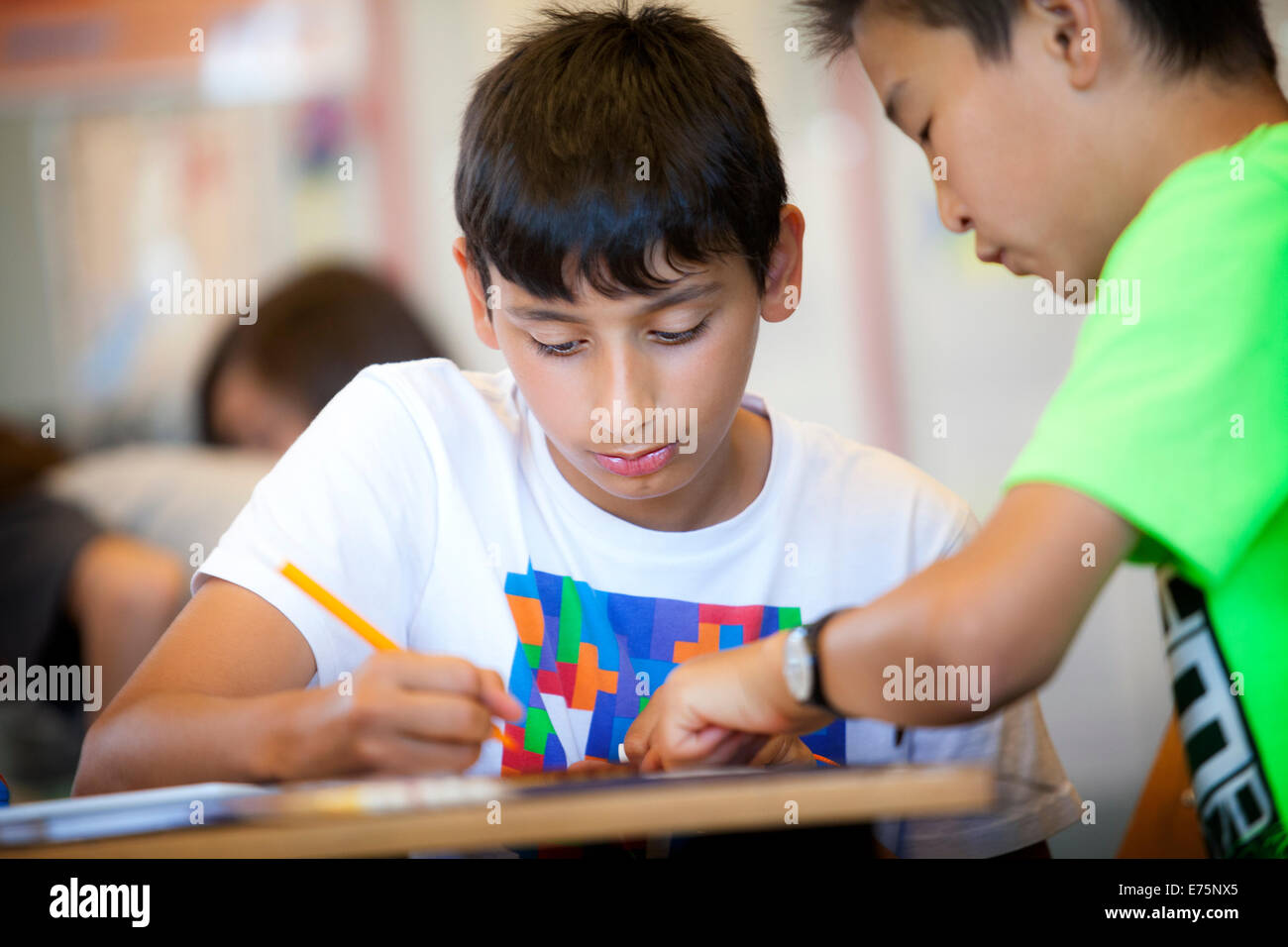 Primary pupil writing hi-res stock photography and images - Alamy