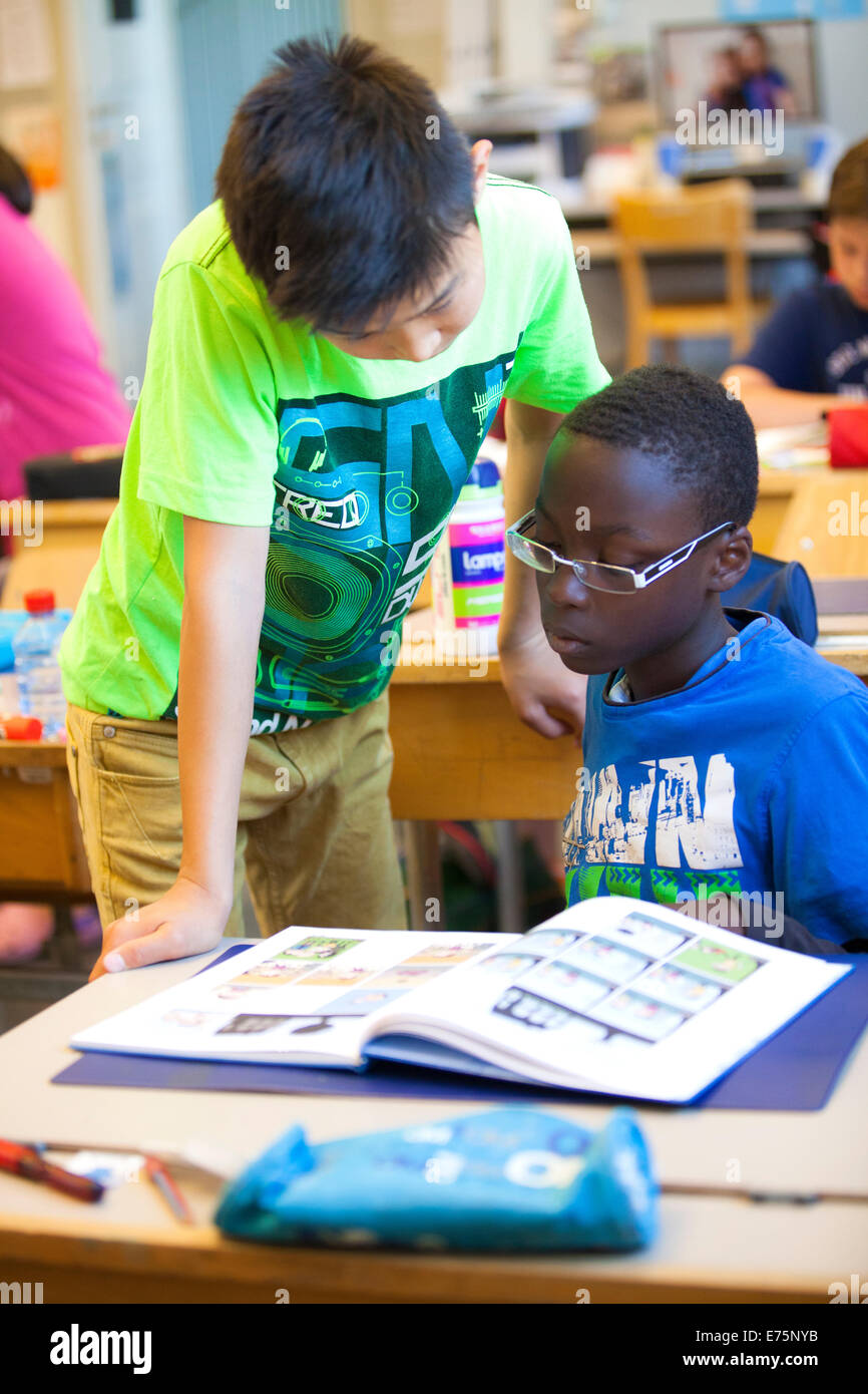 Primary school students reading hi-res stock photography and images - Alamy