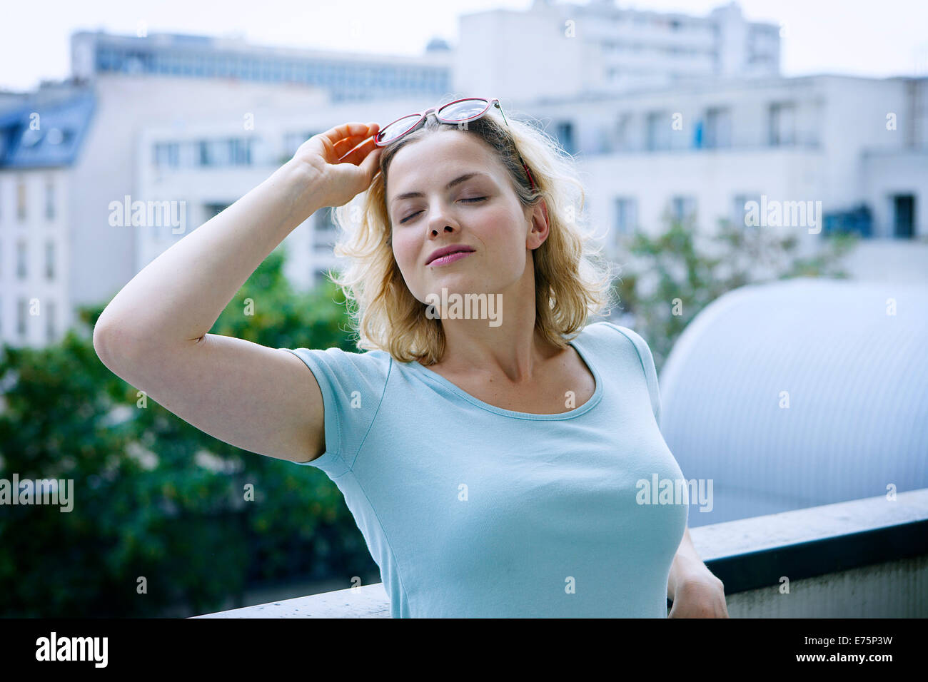 Well built woman hi-res stock photography and images - Alamy