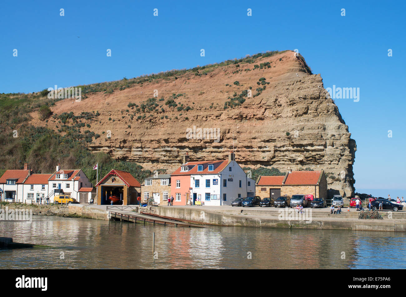 Staithes harbour hi-res stock photography and images - Alamy