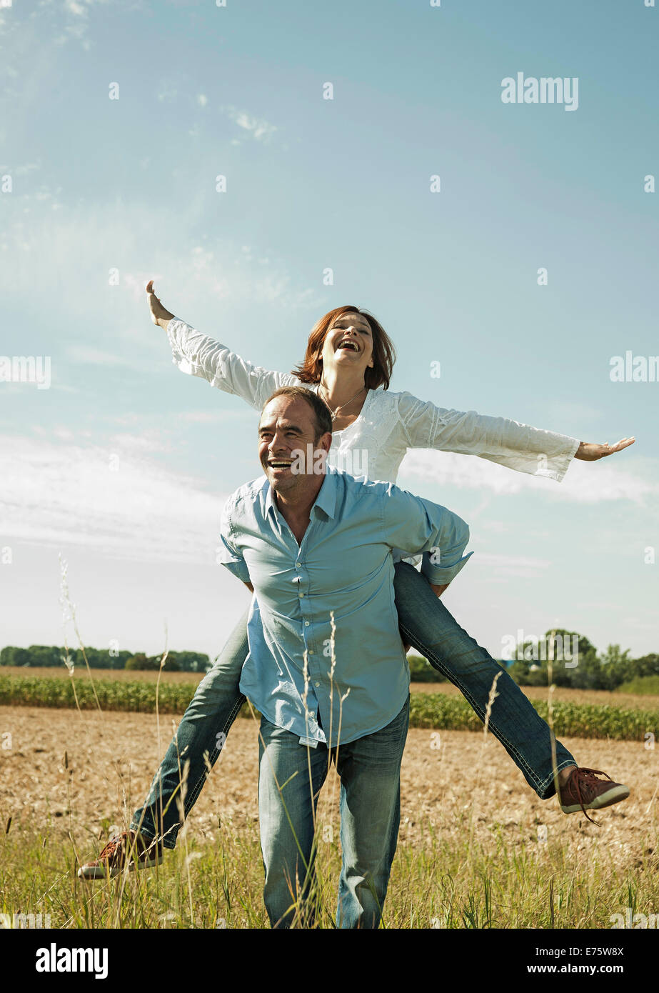Man giving woman piggyback ride hi-res stock photography and images - Alamy
