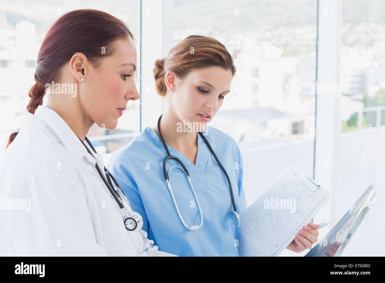 Doctors looking at an x-ray Stock Photo - Alamy