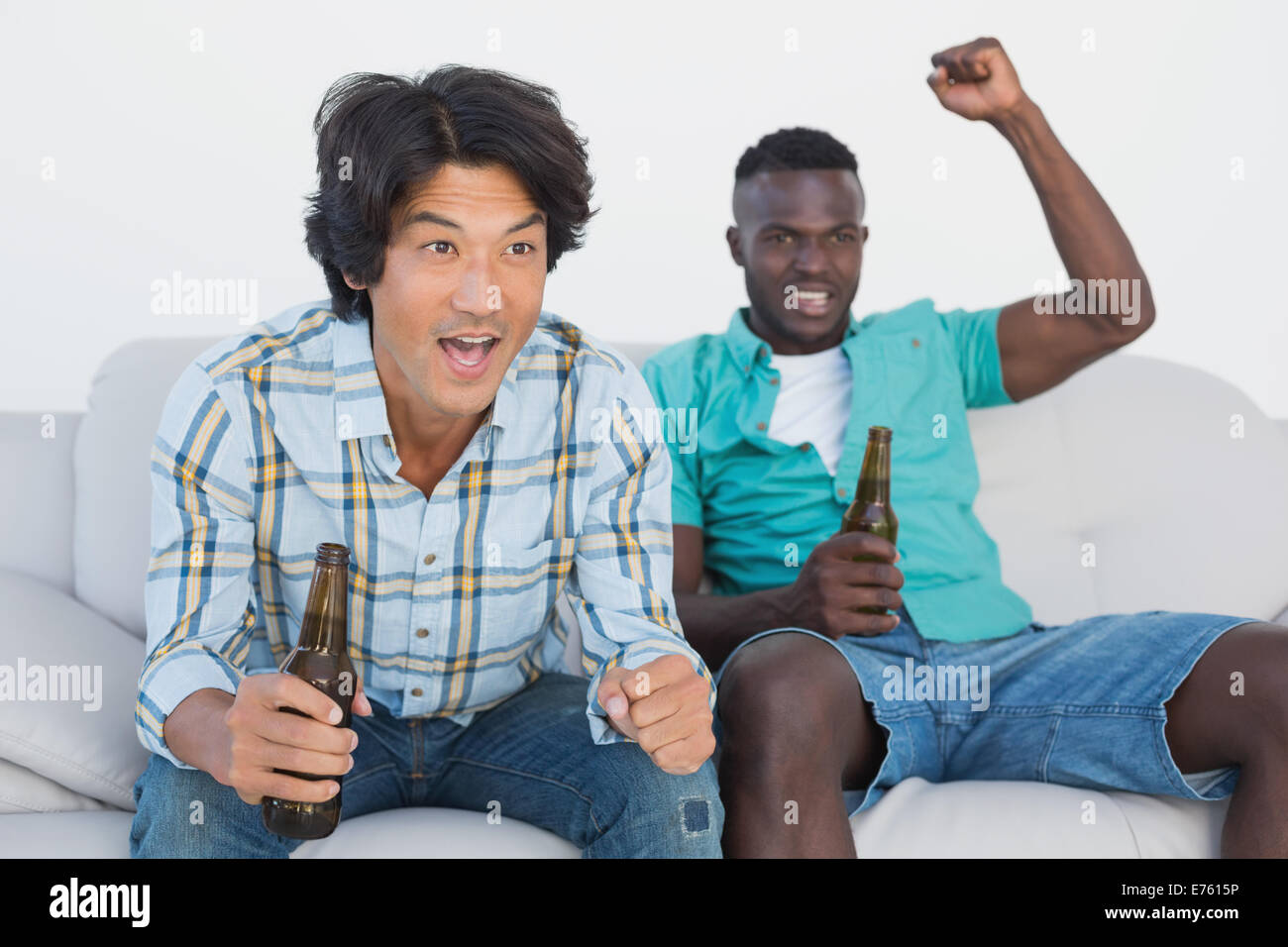 Cheering fans friends watching hi-res stock photography and images - Alamy