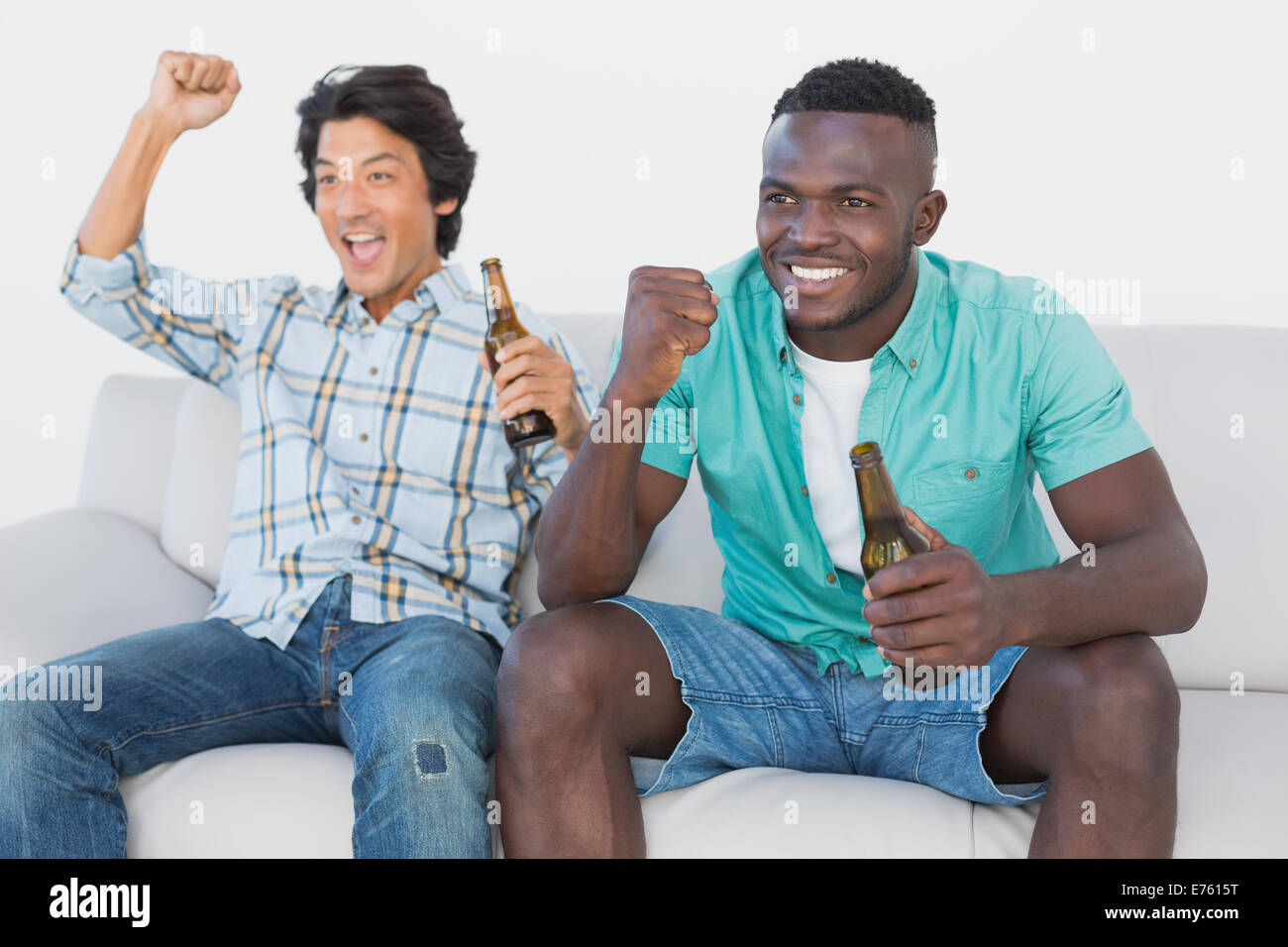 Cheering fans friends watching hi-res stock photography and images - Alamy