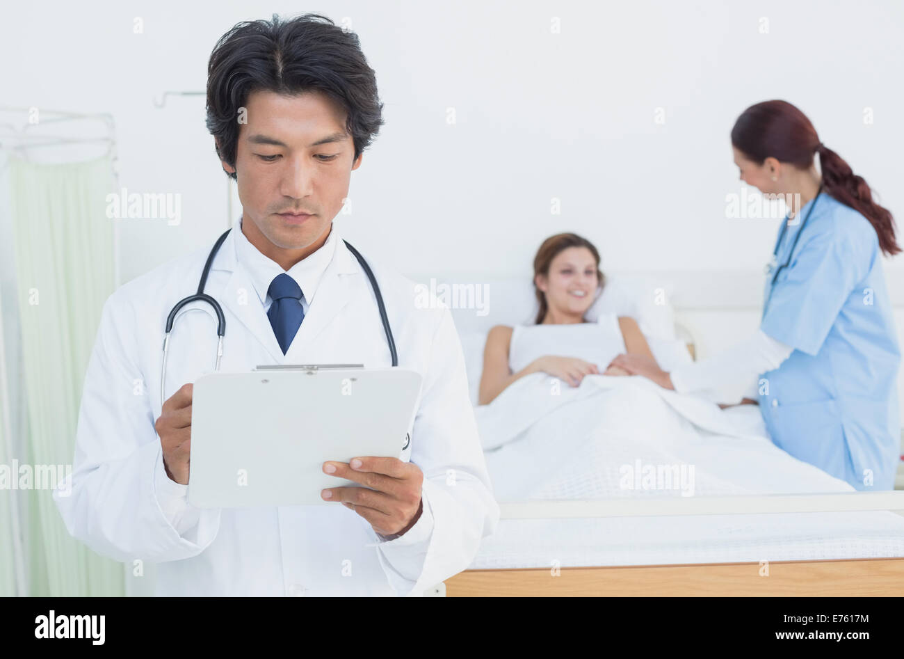 Doctor with chart hi-res stock photography and images - Alamy