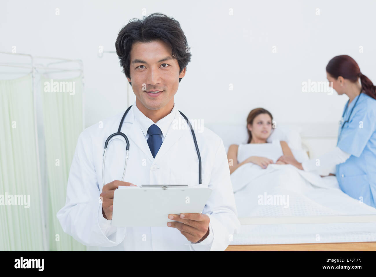 Doctor with chart hi-res stock photography and images - Alamy