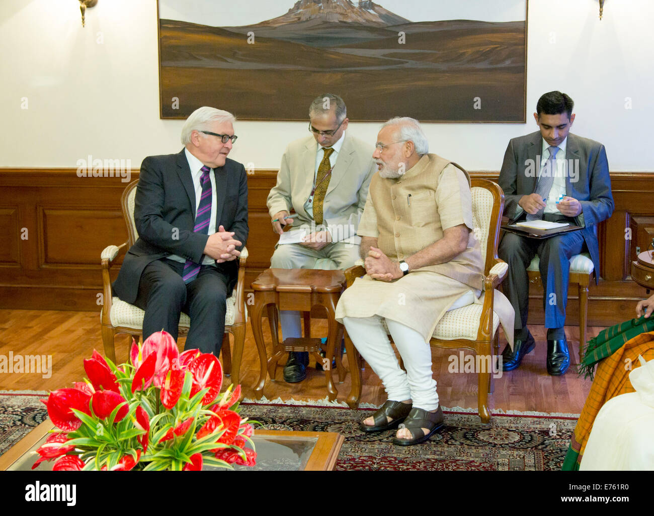 HANDOUT - German Foreign Minister Frank-Walter Steinmeier (L, SPD ...