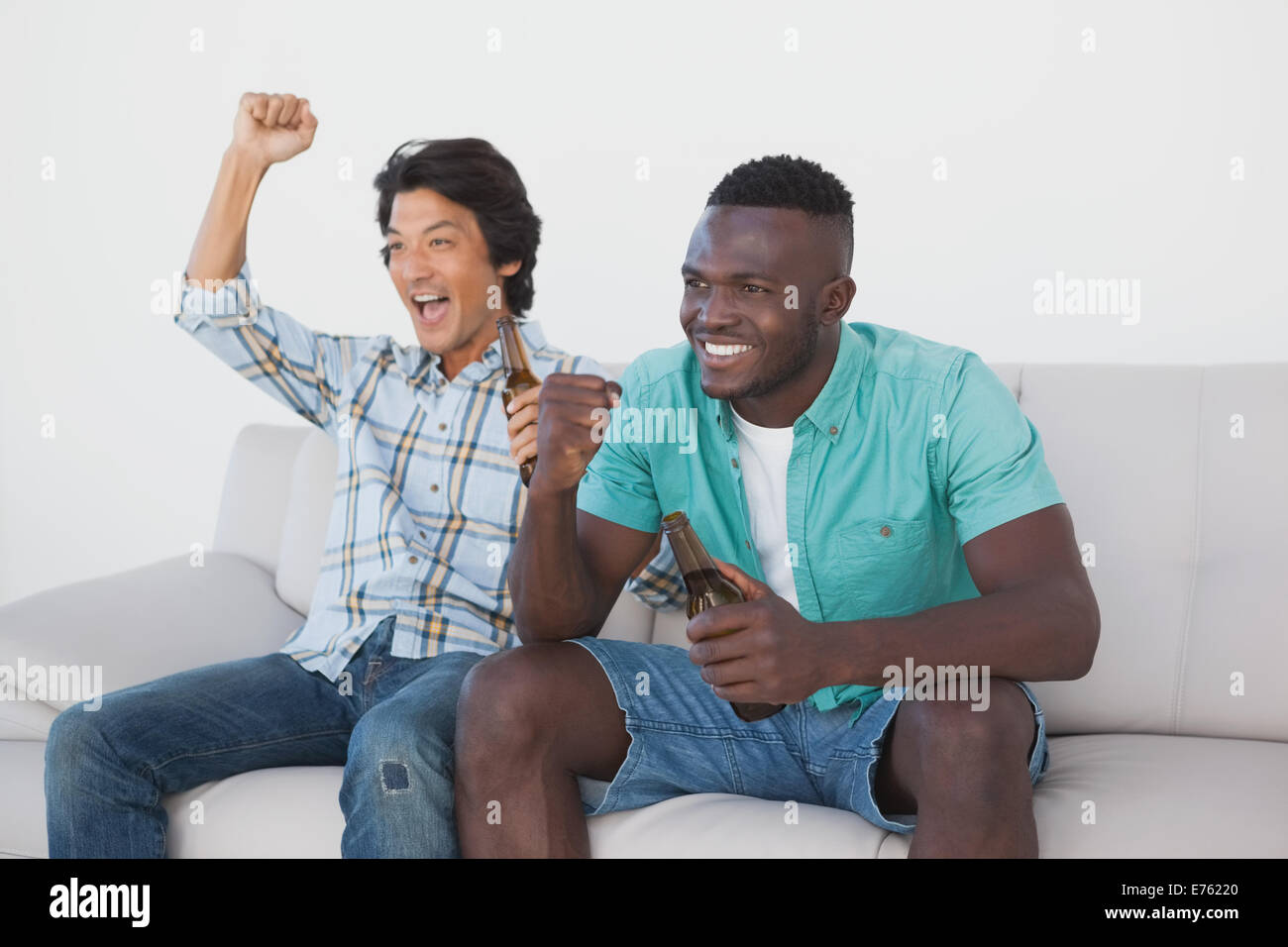 Cheering fans friends watching hi-res stock photography and images - Alamy