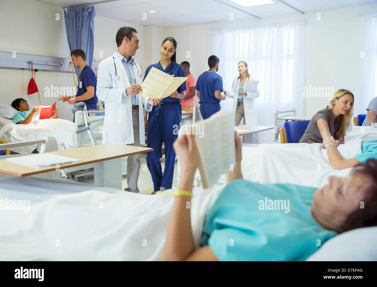 Doctors patients medical hospital hi-res stock photography and images ...