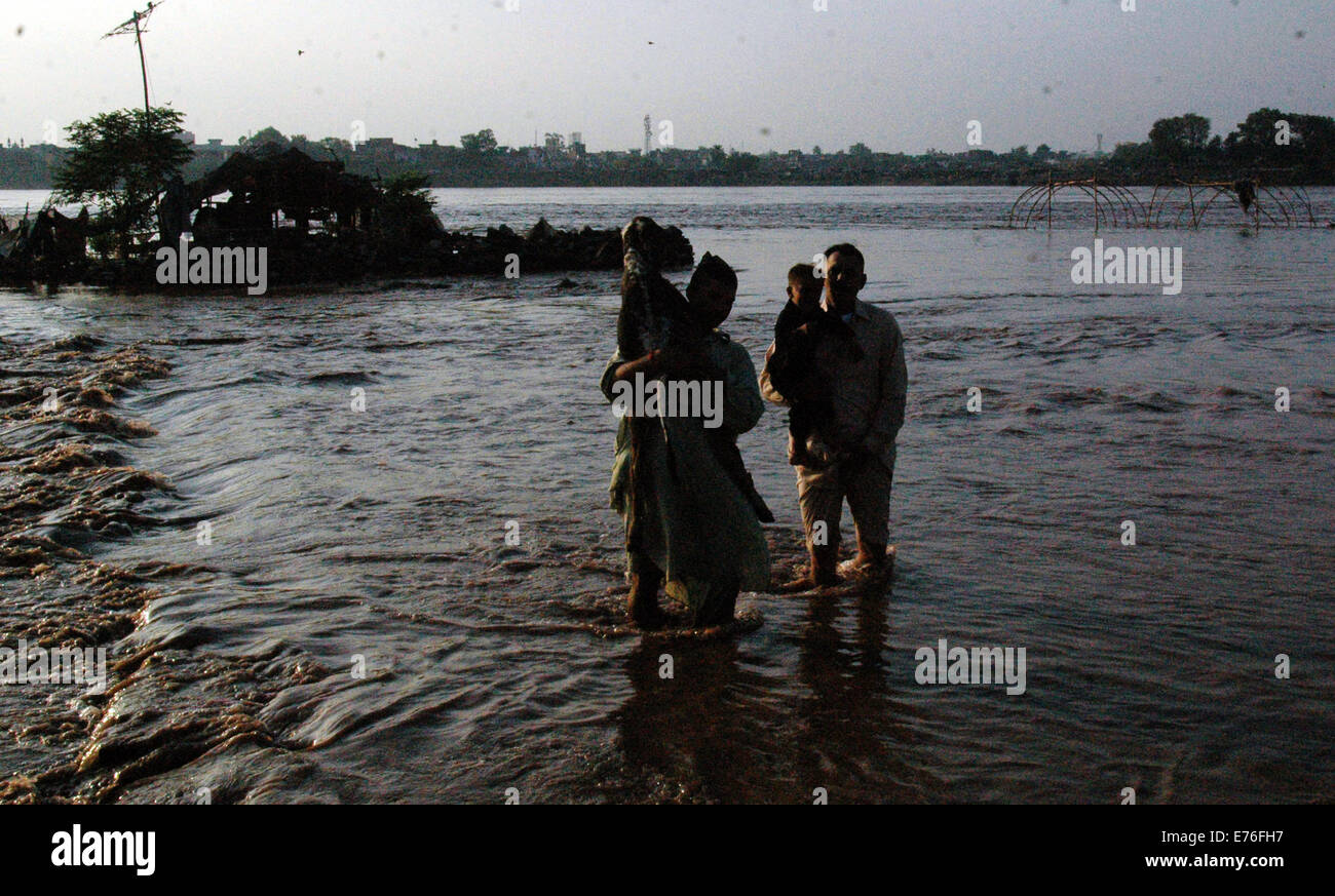 Lahore, Pakistan. 8th Sep, 2014. Pakistani people wade through on the ...