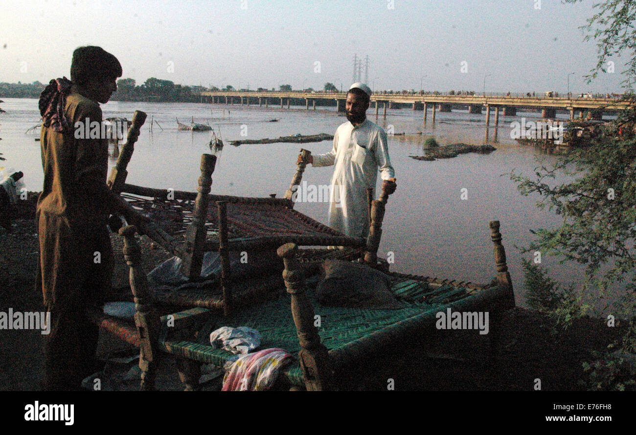 Lahore, Pakistan. 8th Sep, 2014. Pakistani people save their belongings ...