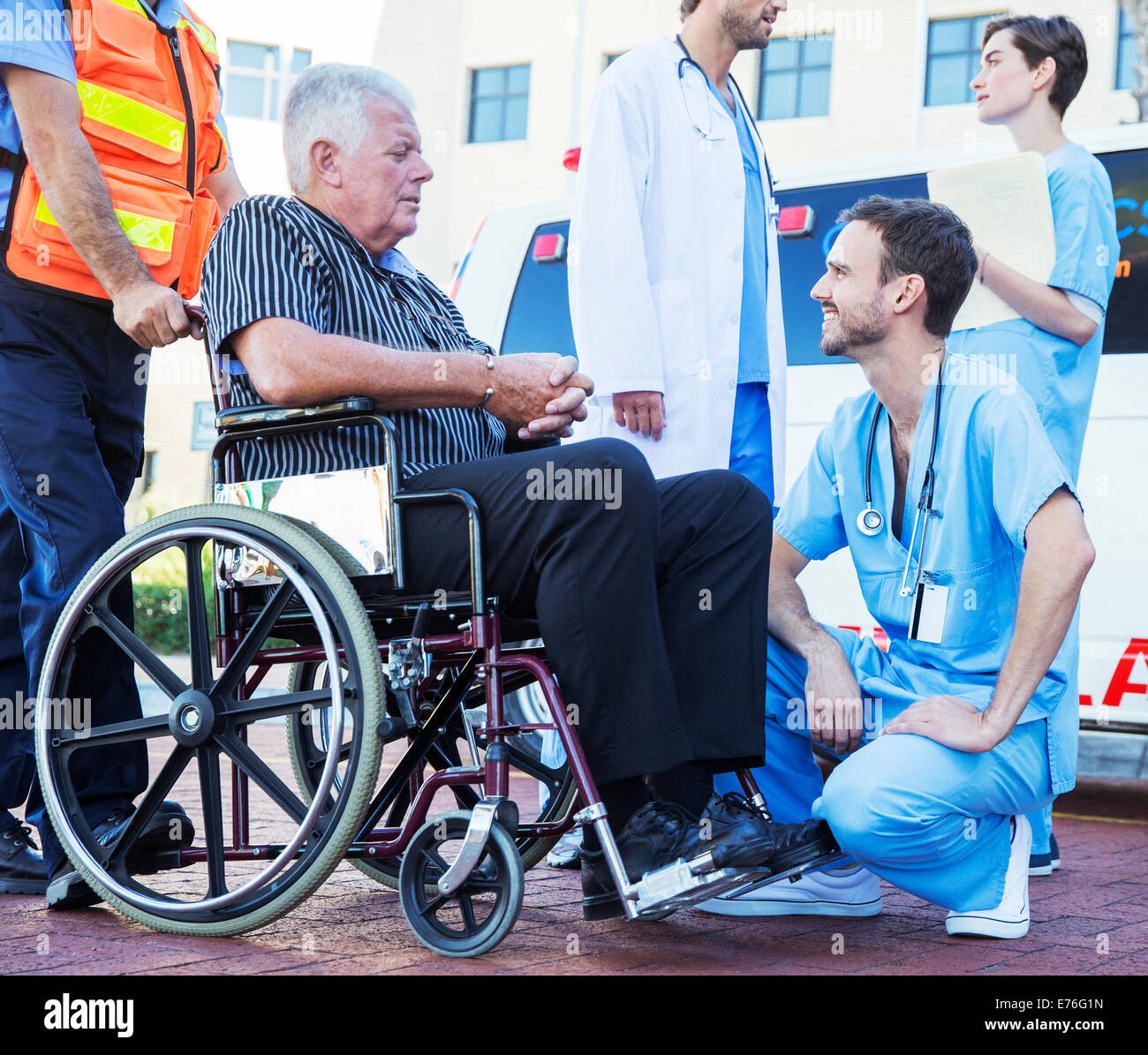Nurse talking patient senior woman hi-res stock photography and images ...