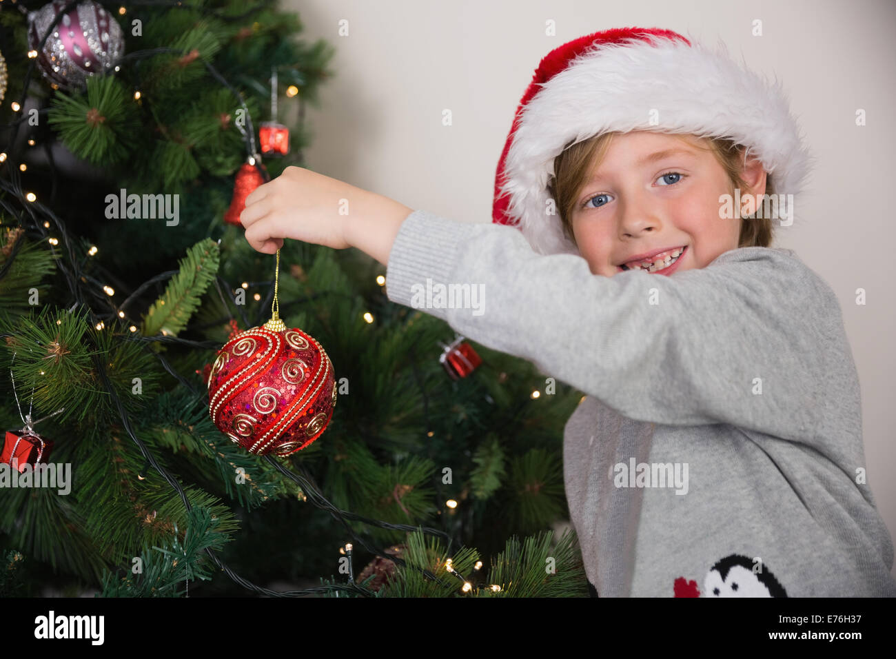 Child looking up at tree hi-res stock photography and images - Alamy